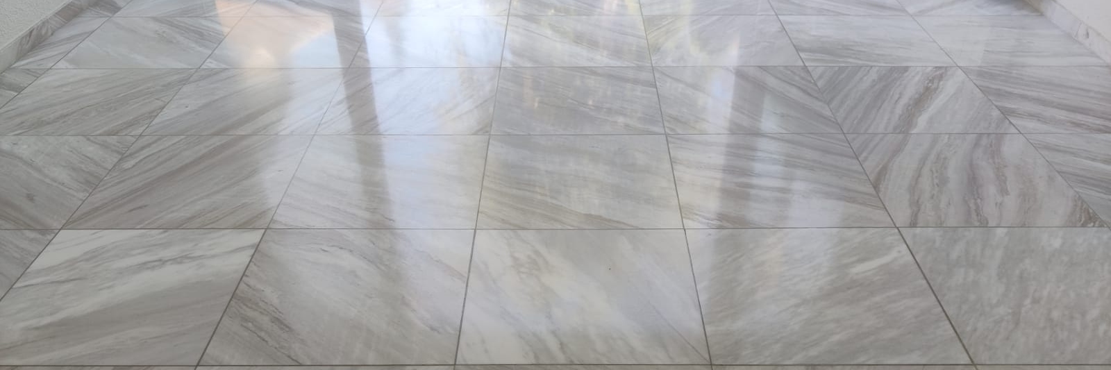 Marmer vloeren laten behandelen - ADM Natuursteenreinigers